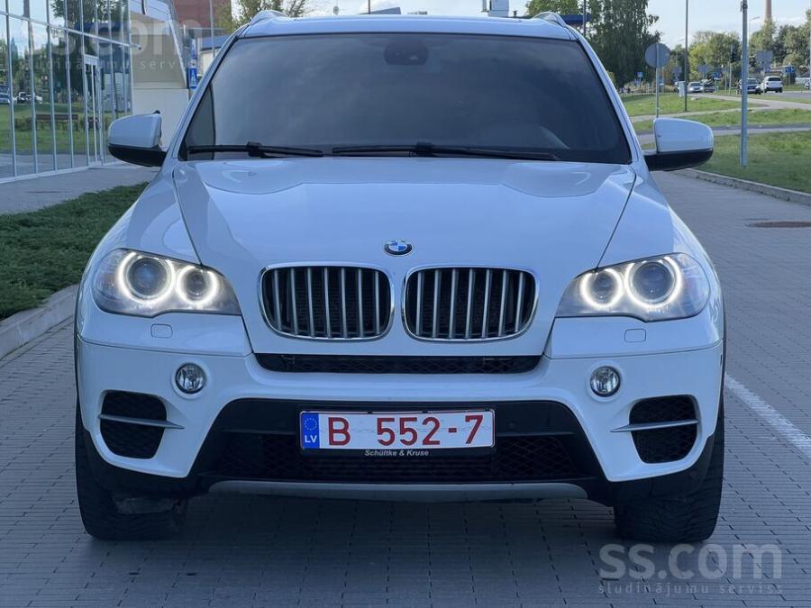 White BMW X5 2012 in Rezekne, with an engine capacity of 3.00 L and mileage of 210 thousand km for 15990 €, photo 1 on AUTOMOTO.COM.LV