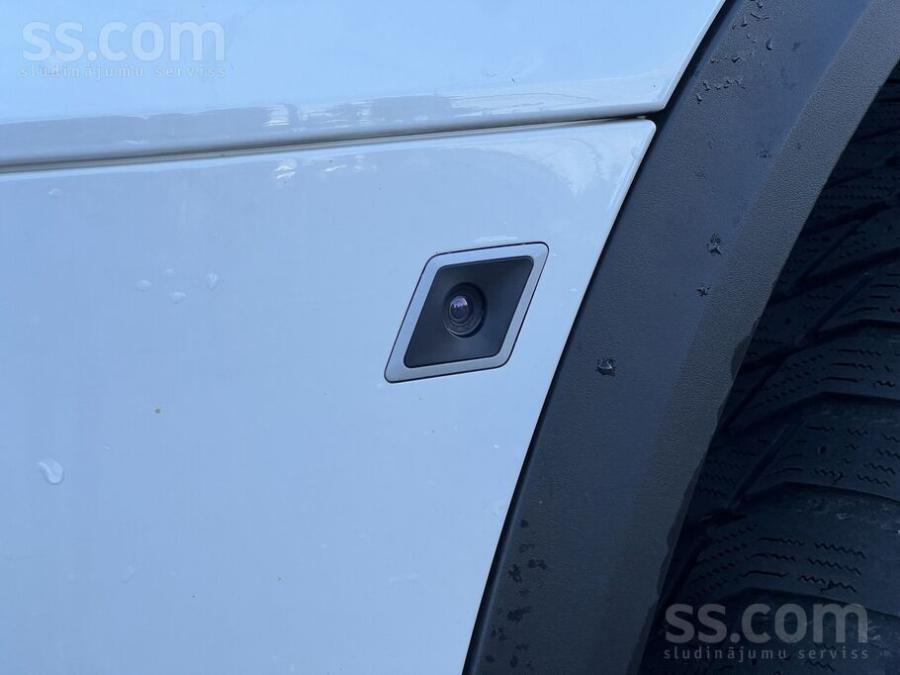 White BMW X5 2012 in Rezekne, with an engine capacity of 3.00 L and mileage of 210 thousand km for 15990 €, photo 5 on AUTOMOTO.COM.LV