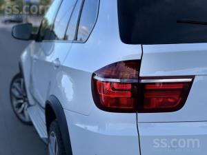 White BMW X5 2012 in Rezekne, with an engine capacity of 3.00 L and mileage of 210 thousand km for 15990 €, photo 10 on AUTOMOTO.COM.LV