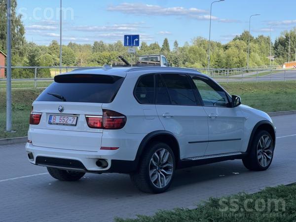 White BMW X5 2012 in Rezekne, with an engine capacity of 3.00 L and mileage of 210 thousand km for 15990 €, photo 10 on AUTOMOTO.COM.LV