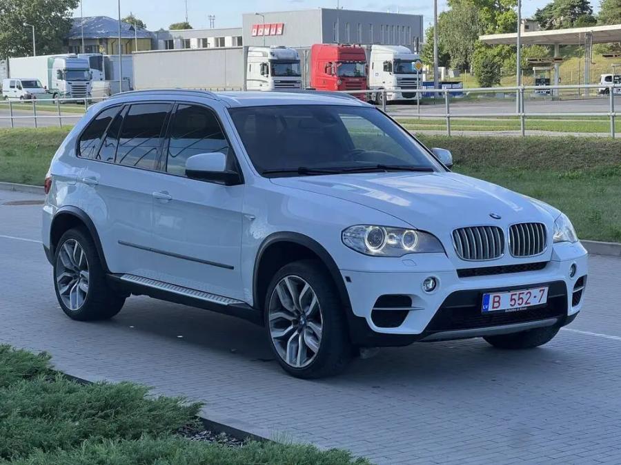 White BMW X5 2012 in Rezekne, with an engine capacity of 3.00 L and mileage of 210 thousand km for 15990 €, photo 4 on AUTOMOTO.COM.LV