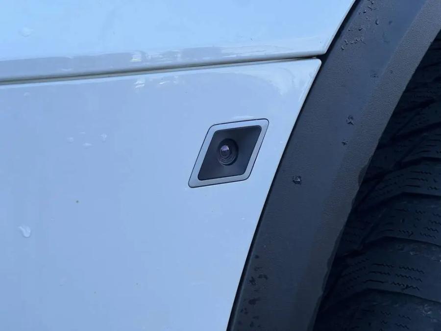 White BMW X5 2012 in Rezekne, with an engine capacity of 3.00 L and mileage of 210 thousand km for 15990 €, photo 5 on AUTOMOTO.COM.LV