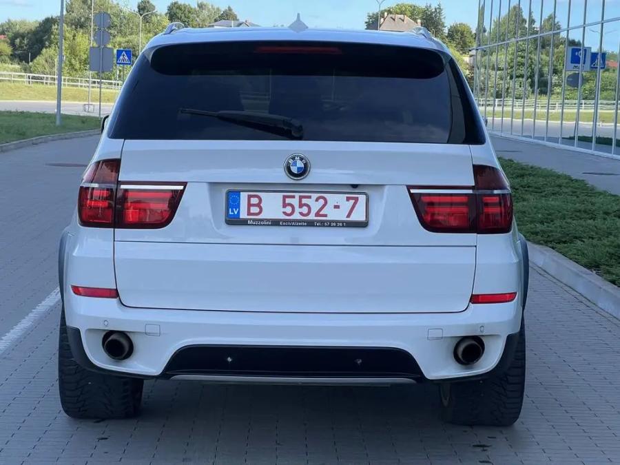 White BMW X5 2012 in Rezekne, with an engine capacity of 3.00 L and mileage of 210 thousand km for 15990 €, photo 9 on AUTOMOTO.COM.LV
