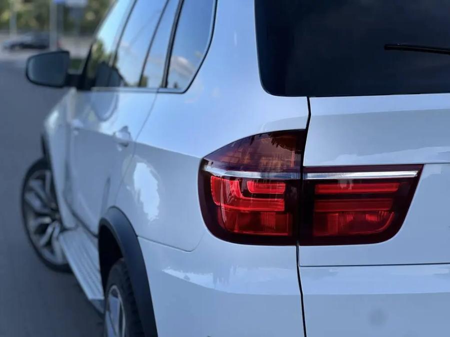 White BMW X5 2012 in Rezekne, with an engine capacity of 3.00 L and mileage of 210 thousand km for 15990 €, photo 10 on AUTOMOTO.COM.LV