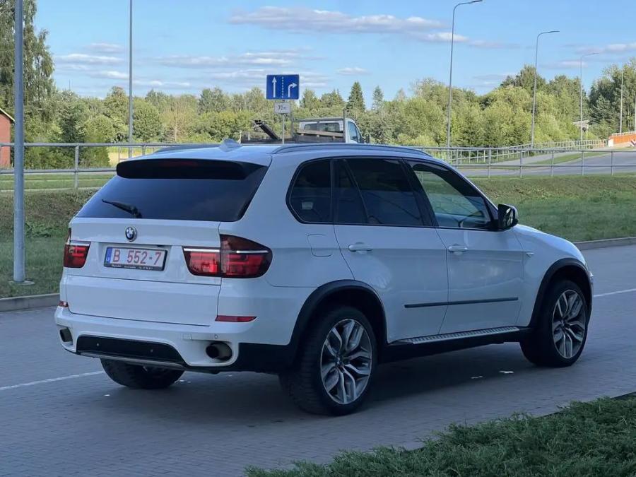 White BMW X5 2012 in Rezekne, with an engine capacity of 3.00 L and mileage of 210 thousand km for 15990 €, photo 11 on AUTOMOTO.COM.LV