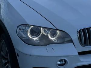 White BMW X5 2012 in Rezekne, with an engine capacity of 3.00 L and mileage of 210 thousand km for 15990 €, photo 12 on AUTOMOTO.COM.LV