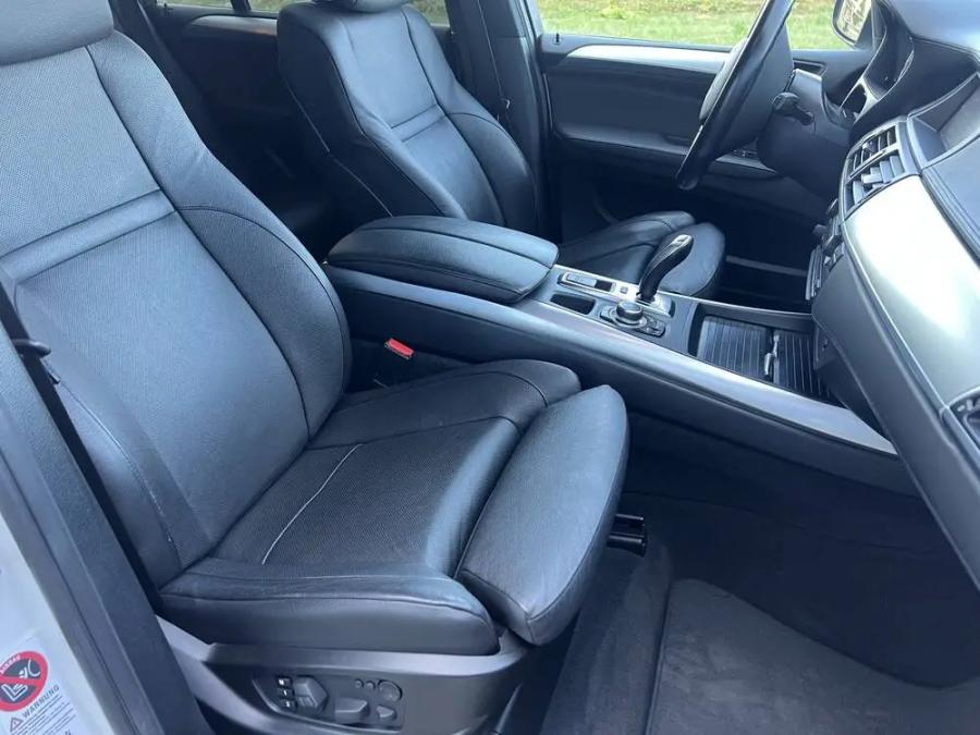 White BMW X5 2012 in Rezekne, with an engine capacity of 3.00 L and mileage of 210 thousand km for 15990 €, photo 15 on AUTOMOTO.COM.LV