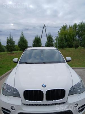White BMW X5 2012 in Rezekne, with an engine capacity of 3.00 L and mileage of 296 thousand km for 10499 €, photo  on AUTOMOTO.COM.LV