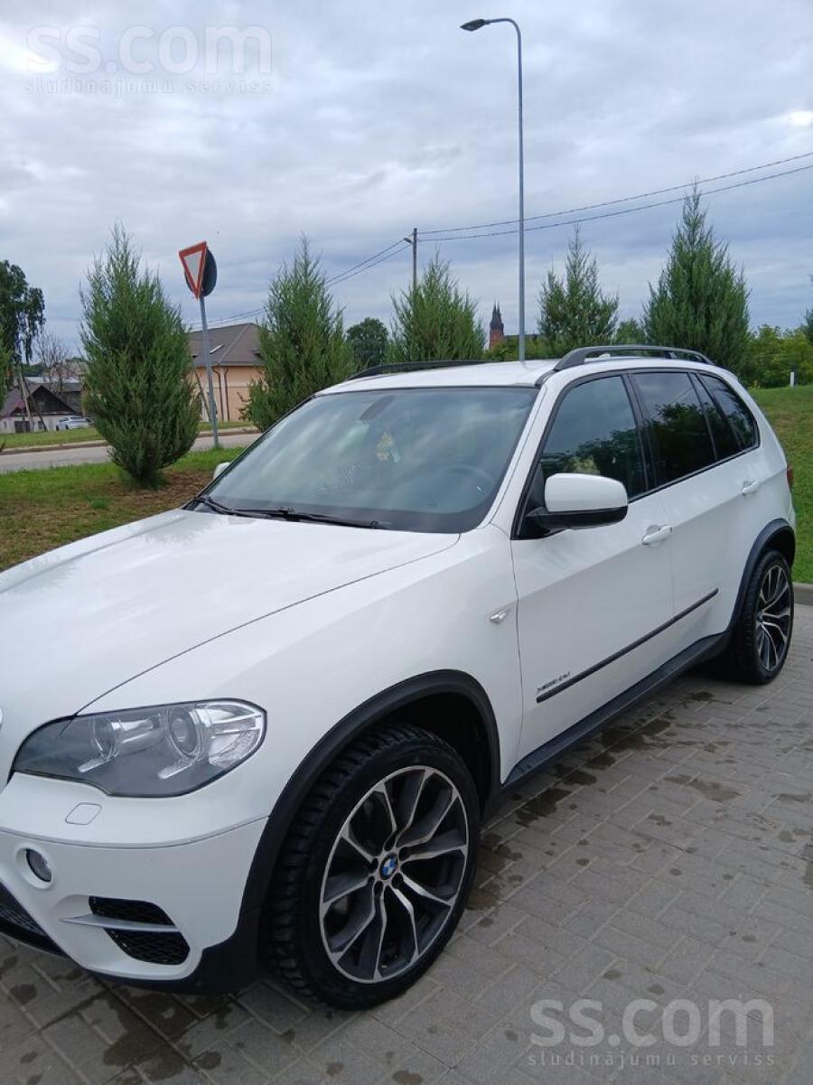 White BMW X5 2012 in Rezekne, with an engine capacity of 3.00 L and mileage of 296 thousand km for 10499 €, photo 3 on AUTOMOTO.COM.LV