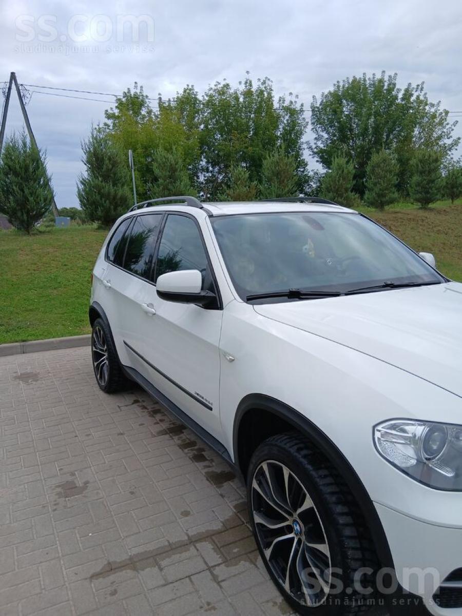 White BMW X5 2012 in Rezekne, with an engine capacity of 3.00 L and mileage of 296 thousand km for 10499 €, photo 4 on AUTOMOTO.COM.LV