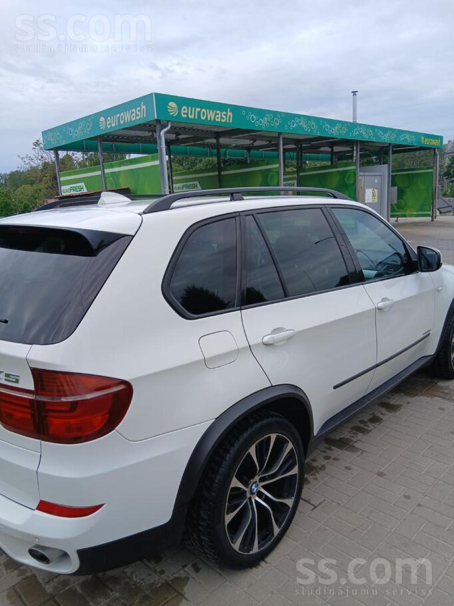 White BMW X5 2012 in Rezekne, with an engine capacity of 3.00 L and mileage of 296 thousand km for 10499 €, photo 6 on AUTOMOTO.COM.LV