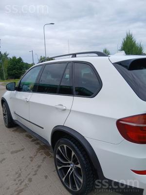 White BMW X5 2012 in Rezekne, with an engine capacity of 3.00 L and mileage of 296 thousand km for 10499 €, photo 7 on AUTOMOTO.COM.LV