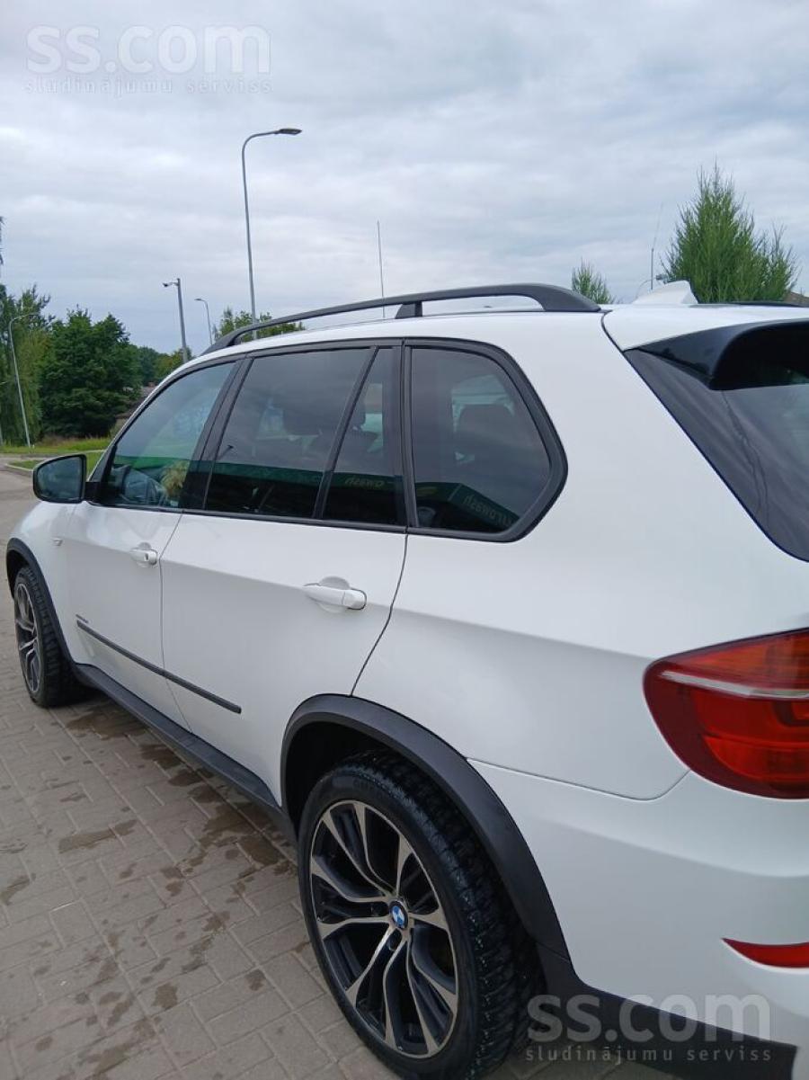 White BMW X5 2012 in Rezekne, with an engine capacity of 3.00 L and mileage of 296 thousand km for 10499 €, photo 7 on AUTOMOTO.COM.LV