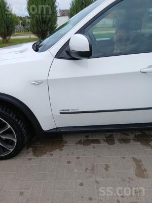 White BMW X5 2012 in Rezekne, with an engine capacity of 3.00 L and mileage of 296 thousand km for 10499 €, photo 8 on AUTOMOTO.COM.LV