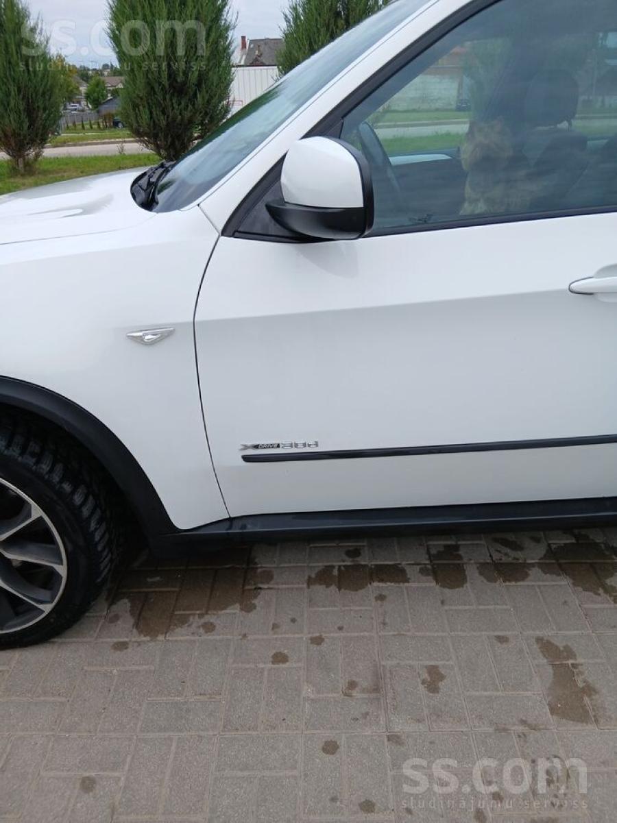 White BMW X5 2012 in Rezekne, with an engine capacity of 3.00 L and mileage of 296 thousand km for 10499 €, photo 8 on AUTOMOTO.COM.LV