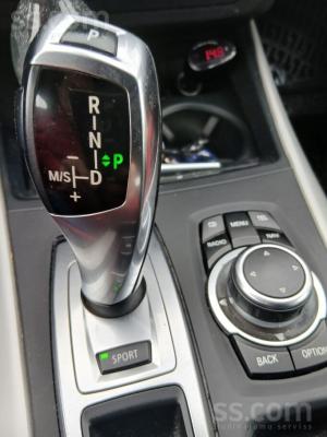 White BMW X5 2012 in Rezekne, with an engine capacity of 3.00 L and mileage of 296 thousand km for 10499 €, photo 12 on AUTOMOTO.COM.LV