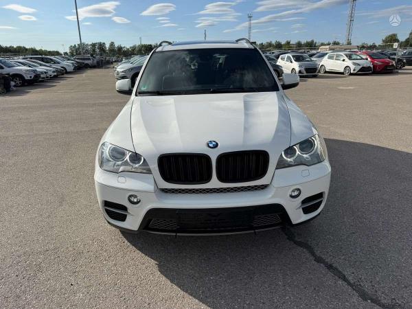 BMW X5 2012 in Marijampole on AUTOMOTO.COM.LV White BMW X5 2012 in Marijampole, with an engine capacity of 2.99 L and mileage of 270 thousand km for 10300 €, photo 5 on AUTOMOTO.COM.LV