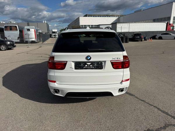 BMW X5 2012 in Marijampole on AUTOMOTO.COM.LV White BMW X5 2012 in Marijampole, with an engine capacity of 2.99 L and mileage of 270 thousand km for 10300 €, photo 6 on AUTOMOTO.COM.LV
