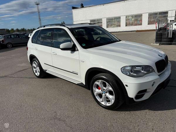 BMW X5 2012 in Marijampole on AUTOMOTO.COM.LV White BMW X5 2012 in Marijampole, with an engine capacity of 2.99 L and mileage of 270 thousand km for 10300 €, photo 8 on AUTOMOTO.COM.LV