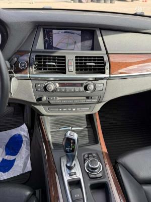 White BMW X5 2012 in Marijampole, with an engine capacity of 2.99 L and mileage of 270 thousand km for 10300 €, photo 13 on AUTOMOTO.COM.LV