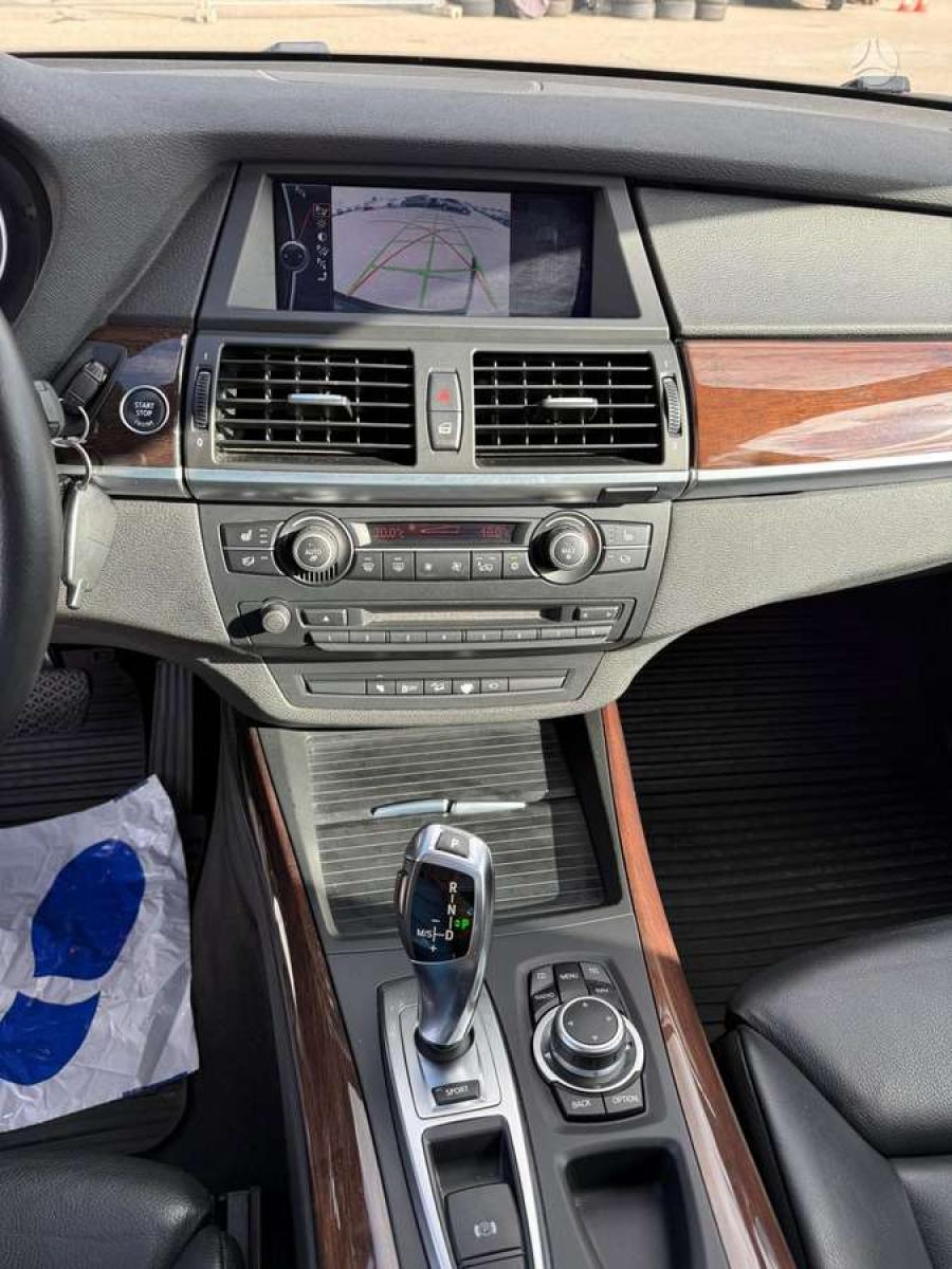 White BMW X5 2012 in Marijampole, with an engine capacity of 2.99 L and mileage of 270 thousand km for 10300 €, photo 13 on AUTOMOTO.COM.LV