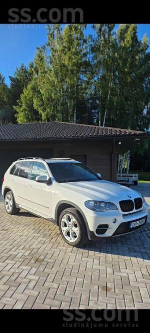 Balts BMW X5 2012 Valmiera, ar dzinēja tilpumu 3.00 L un nobraukumu 345 tūkst. km par 11200 €, foto  vietnē AUTOMOTO.COM.LV