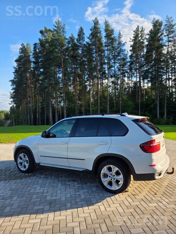 White BMW X5 2012 in Valmiera, with an engine capacity of 3.00 L and mileage of 345 thousand km for 11200 €, photo 3 on AUTOMOTO.COM.LV