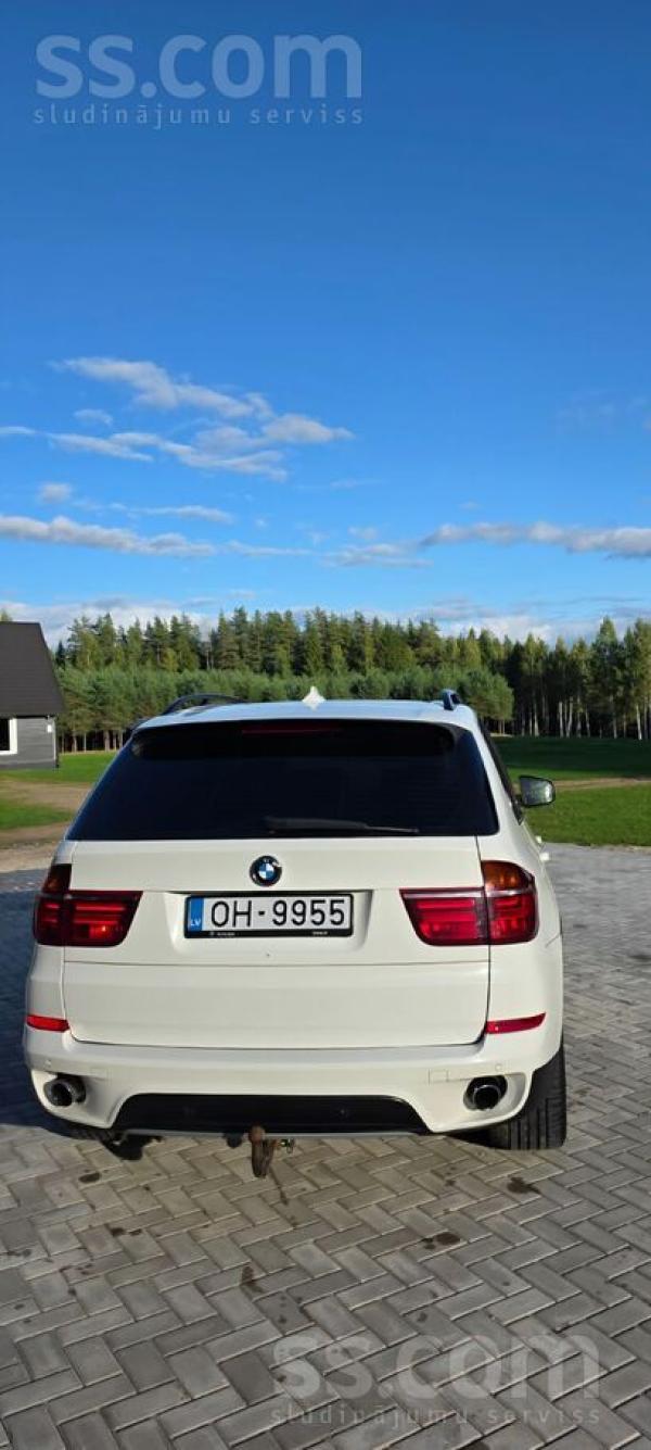 White BMW X5 2012 in Valmiera, with an engine capacity of 3.00 L and mileage of 345 thousand km for 11200 €, photo 4 on AUTOMOTO.COM.LV