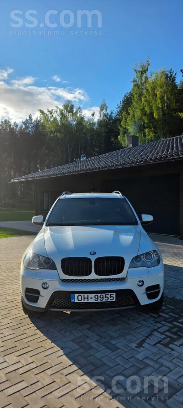 White BMW X5 2012 in Valmiera, with an engine capacity of 3.00 L and mileage of 345 thousand km for 11200 €, photo 5 on AUTOMOTO.COM.LV