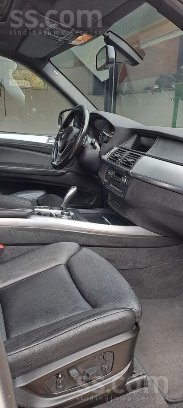White BMW X5 2012 in Valmiera, with an engine capacity of 3.00 L and mileage of 345 thousand km for 11200 €, photo 8 on AUTOMOTO.COM.LV