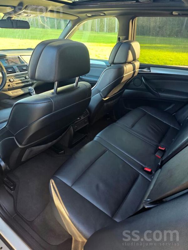 White BMW X5 2012 in Valmiera, with an engine capacity of 3.00 L and mileage of 345 thousand km for 11200 €, photo 10 on AUTOMOTO.COM.LV