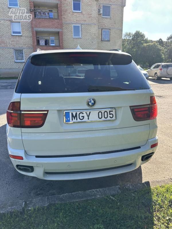 White BMW X5 2012 in Siauliai, with an engine capacity of 3.00 L and mileage of 311 thousand km for 9900 €, photo 8 on AUTOMOTO.COM.LV