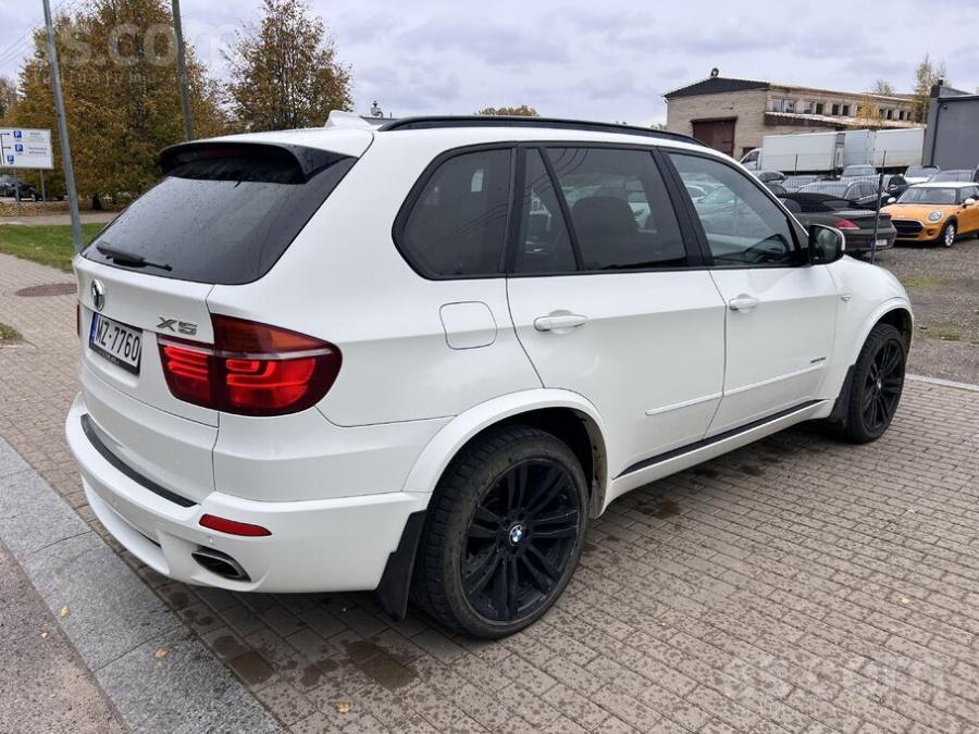 White BMW X5 2012 in Limbazi, with an engine capacity of 3.00 L and mileage of 198 thousand km for 13950 €, photo 5 on AUTOMOTO.COM.LV