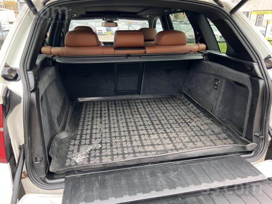 White BMW X5 2012 in Limbazi, with an engine capacity of 3.00 L and mileage of 198 thousand km for 13950 €, photo 8 on AUTOMOTO.COM.LV