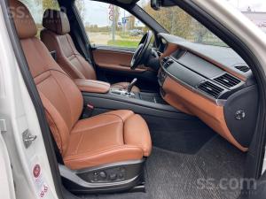 White BMW X5 2012 in Limbazi, with an engine capacity of 3.00 L and mileage of 198 thousand km for 13950 €, photo 12 on AUTOMOTO.COM.LV