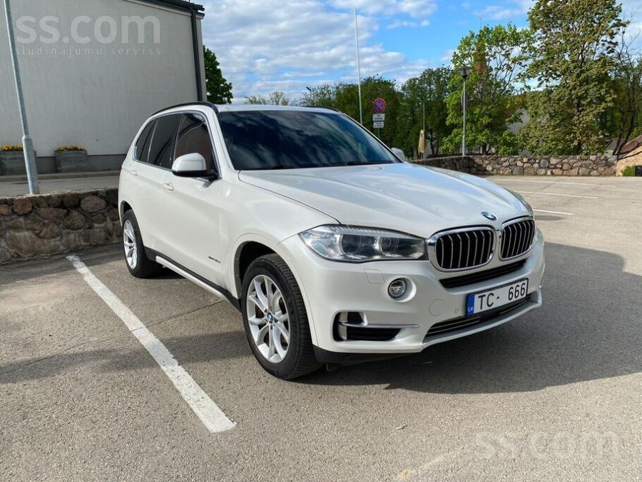 White BMW X5 2013 in Valmiera, with an engine capacity of 3.00 L and mileage of 251 thousand km for 18150 €, photo 1 on AUTOMOTO.COM.LV