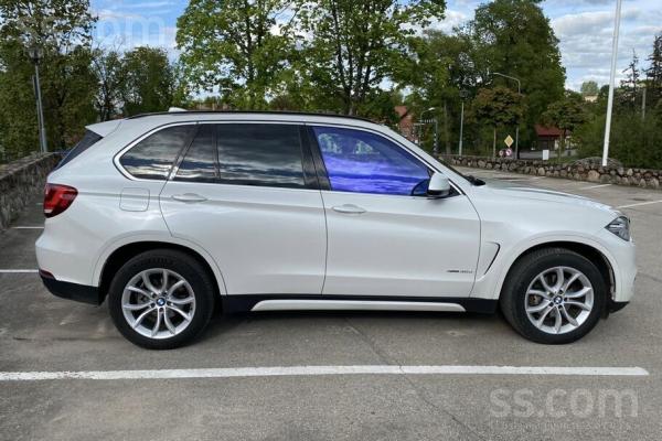 White BMW X5 2013 in Valmiera, with an engine capacity of 3.00 L and mileage of 251 thousand km for 18150 €, photo 2 on AUTOMOTO.COM.LV