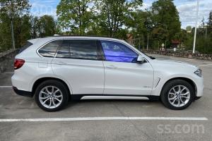 White BMW X5 2013 in Valmiera, with an engine capacity of 3.00 L and mileage of 251 thousand km for 18150 €, photo 2 on AUTOMOTO.COM.LV