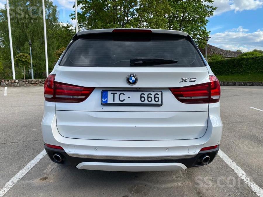White BMW X5 2013 in Valmiera, with an engine capacity of 3.00 L and mileage of 251 thousand km for 18150 €, photo 4 on AUTOMOTO.COM.LV