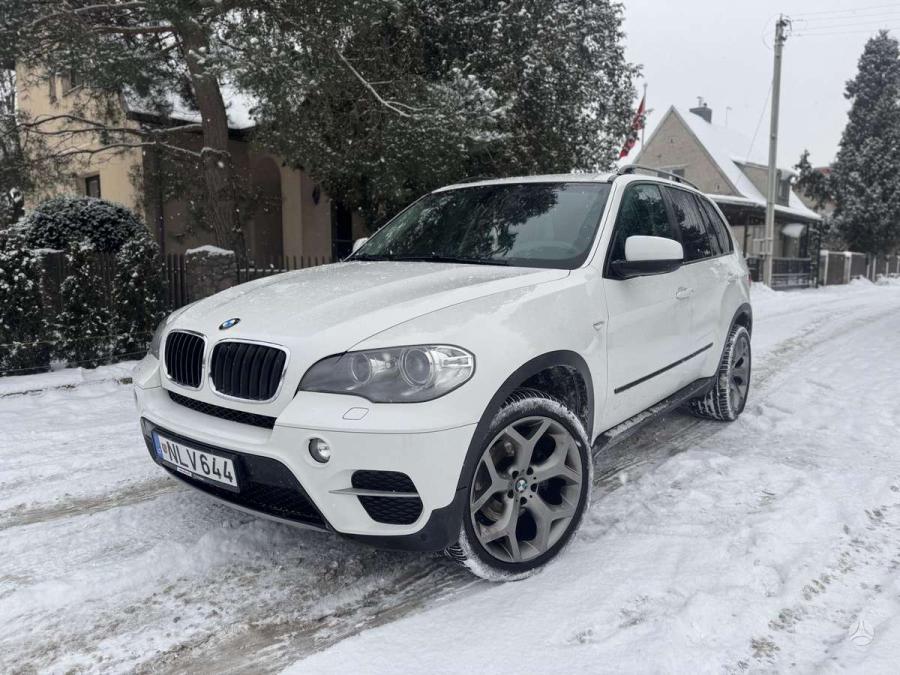White BMW X5 2013 in Kaunas, with an engine capacity of 2.99 L and mileage of 256 thousand km for 10700 €, photo 1 on AUTOMOTO.COM.LV