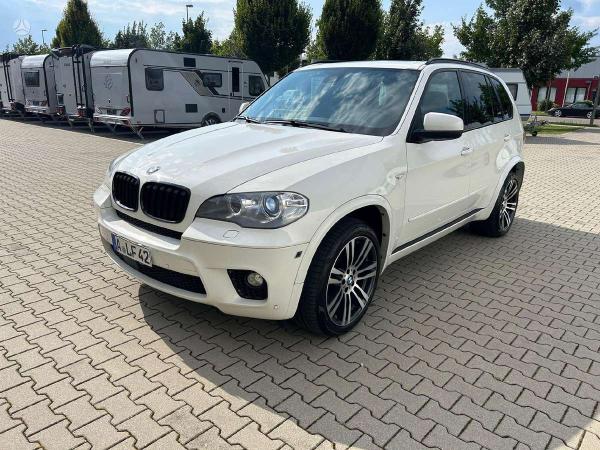 White BMW X5 2013 in Marijampole, with an engine capacity of 2.99 L and mileage of 330 thousand km for 9500 €, photo 1 on AUTOMOTO.COM.LV