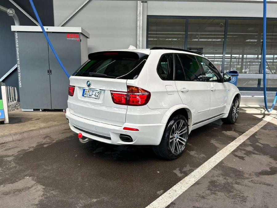 Balts BMW X5 2013 Marijampole, ar dzinēja tilpumu 2.99 L un nobraukumu 330 tūkst. km par 9500 €, foto 2 vietnē AUTOMOTO.COM.LV