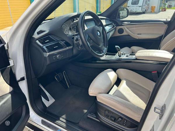 White BMW X5 2013 in Marijampole, with an engine capacity of 2.99 L and mileage of 330 thousand km for 9500 €, photo 8 on AUTOMOTO.COM.LV