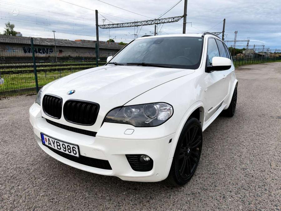 White BMW X5 2013 in Siauliai, with an engine capacity of 2.99 L and mileage of 295 thousand km for 12750 €, photo 1 on AUTOMOTO.COM.LV