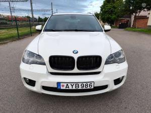 White BMW X5 2013 in Siauliai, with an engine capacity of 2.99 L and mileage of 295 thousand km for 12750 €, photo 3 on AUTOMOTO.COM.LV