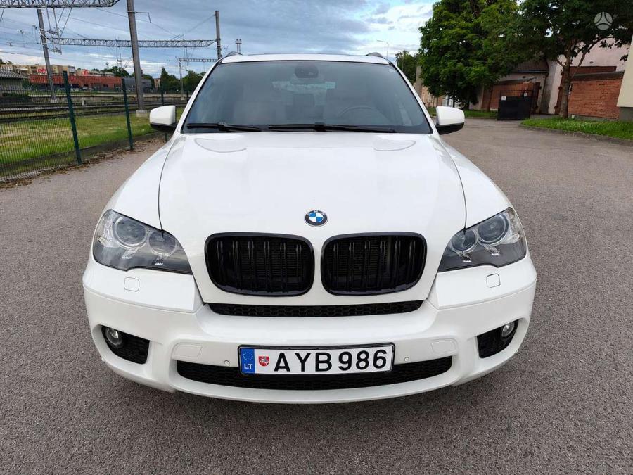 White BMW X5 2013 in Siauliai, with an engine capacity of 2.99 L and mileage of 295 thousand km for 12750 €, photo 3 on AUTOMOTO.COM.LV
