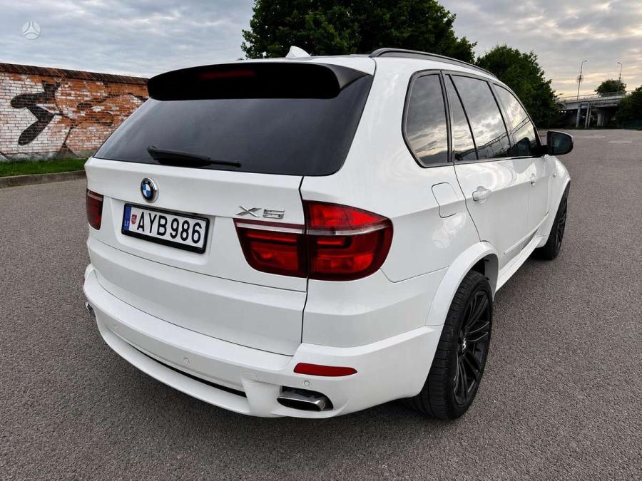 White BMW X5 2013 in Siauliai, with an engine capacity of 2.99 L and mileage of 295 thousand km for 12750 €, photo 5 on AUTOMOTO.COM.LV