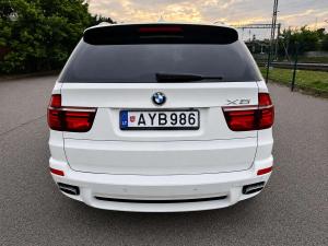White BMW X5 2013 in Siauliai, with an engine capacity of 2.99 L and mileage of 295 thousand km for 12750 €, photo 6 on AUTOMOTO.COM.LV