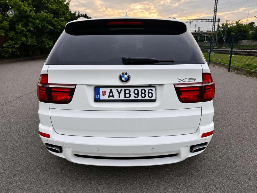 White BMW X5 2013 in Siauliai, with an engine capacity of 2.99 L and mileage of 295 thousand km for 12750 €, photo 6 on AUTOMOTO.COM.LV