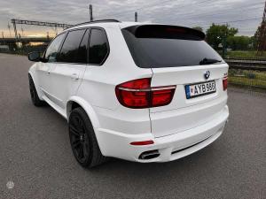 White BMW X5 2013 in Siauliai, with an engine capacity of 2.99 L and mileage of 295 thousand km for 12750 €, photo 7 on AUTOMOTO.COM.LV